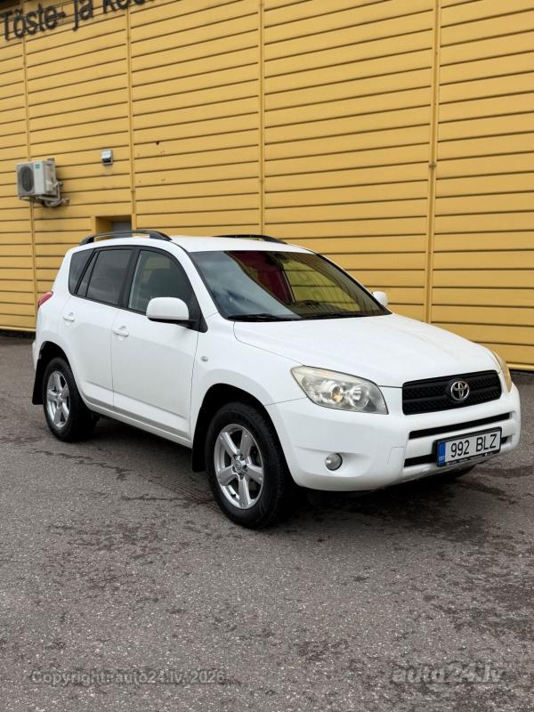 Balts Toyota RAV4 2009 Tallina, ar dzinēja tilpumu 2.20 L un nobraukumu 216 tūkst. km par 4999 €, foto 1 vietnē AUTOMOTO.COM.LV