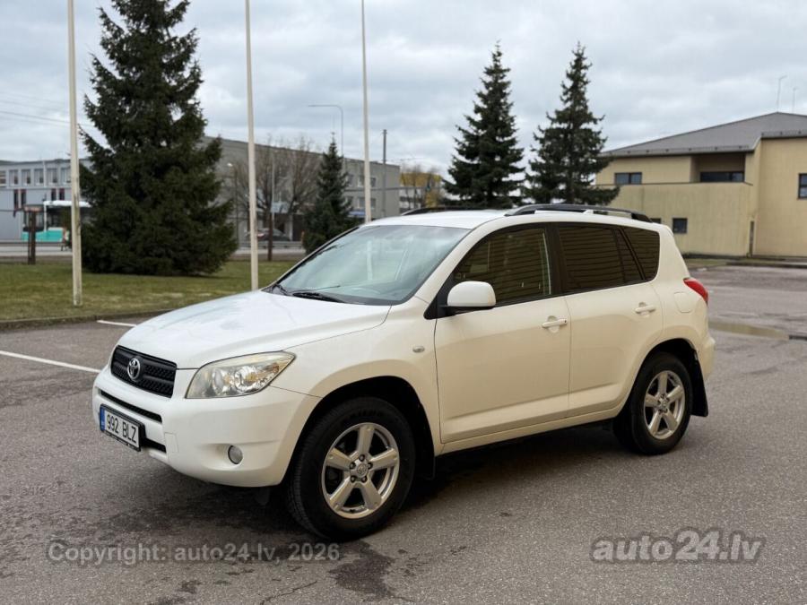 Balts Toyota RAV4 2009 Tallina, ar dzinēja tilpumu 2.20 L un nobraukumu 216 tūkst. km par 4999 €, foto 3 vietnē AUTOMOTO.COM.LV