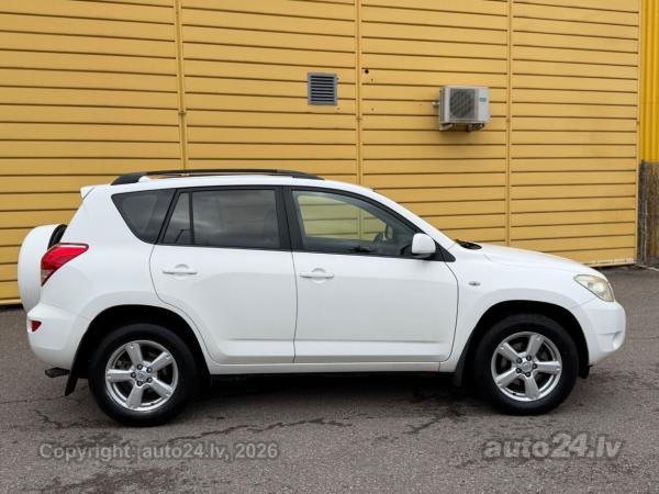 Balts Toyota RAV4 2009 Tallina, ar dzinēja tilpumu 2.20 L un nobraukumu 216 tūkst. km par 4999 €, foto 4 vietnē AUTOMOTO.COM.LV
