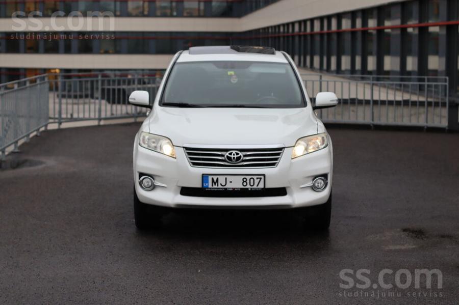 Balts Toyota RAV4 2010 Rīga, ar dzinēja tilpumu 2.20 L un nobraukumu 244 tūkst. km par 6880 €, foto 2 vietnē AUTOMOTO.COM.LV