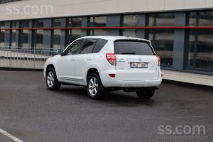 Balts Toyota RAV4 2010 Rīga, ar dzinēja tilpumu 2.20 L un nobraukumu 244 tūkst. km par 6880 €, foto 4 vietnē AUTOMOTO.COM.LV