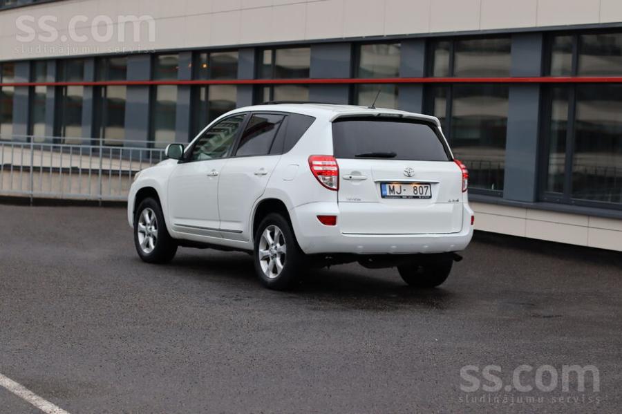 Balts Toyota RAV4 2010 Rīga, ar dzinēja tilpumu 2.20 L un nobraukumu 244 tūkst. km par 6880 €, foto 4 vietnē AUTOMOTO.COM.LV
