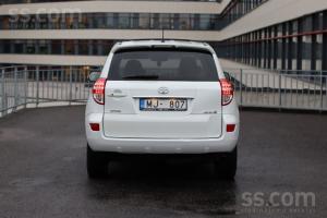 Balts Toyota RAV4 2010 Rīga, ar dzinēja tilpumu 2.20 L un nobraukumu 244 tūkst. km par 6880 €, foto 5 vietnē AUTOMOTO.COM.LV