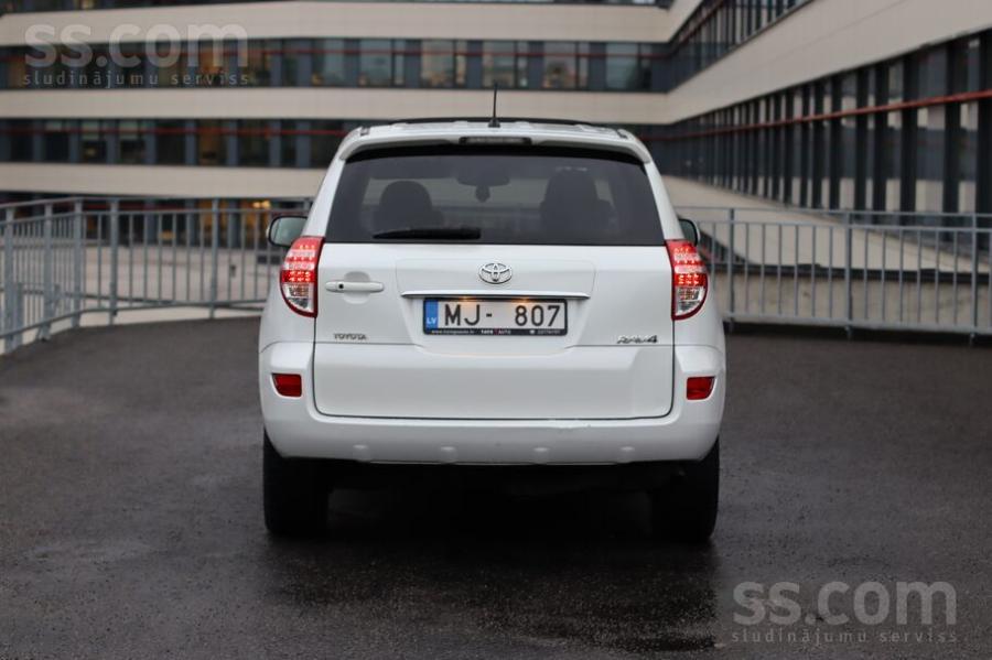 Balts Toyota RAV4 2010 Rīga, ar dzinēja tilpumu 2.20 L un nobraukumu 244 tūkst. km par 6880 €, foto 5 vietnē AUTOMOTO.COM.LV