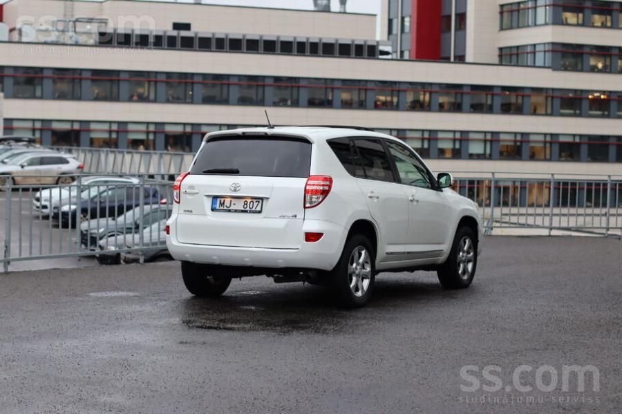 Balts Toyota RAV4 2010 Rīga, ar dzinēja tilpumu 2.20 L un nobraukumu 244 tūkst. km par 6880 €, foto 6 vietnē AUTOMOTO.COM.LV