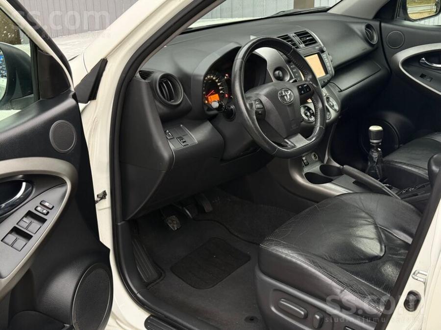 Balts Toyota RAV4 2010 Rīga, ar dzinēja tilpumu 2.20 L un nobraukumu 244 tūkst. km par 6880 €, foto 8 vietnē AUTOMOTO.COM.LV