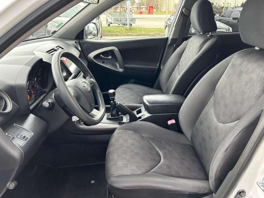 Balts Toyota RAV4 2010 Klaipėda, ar dzinēja tilpumu 2.23 L un nobraukumu 269 tūkst. km par 7900 €, foto 10 vietnē AUTOMOTO.COM.LV