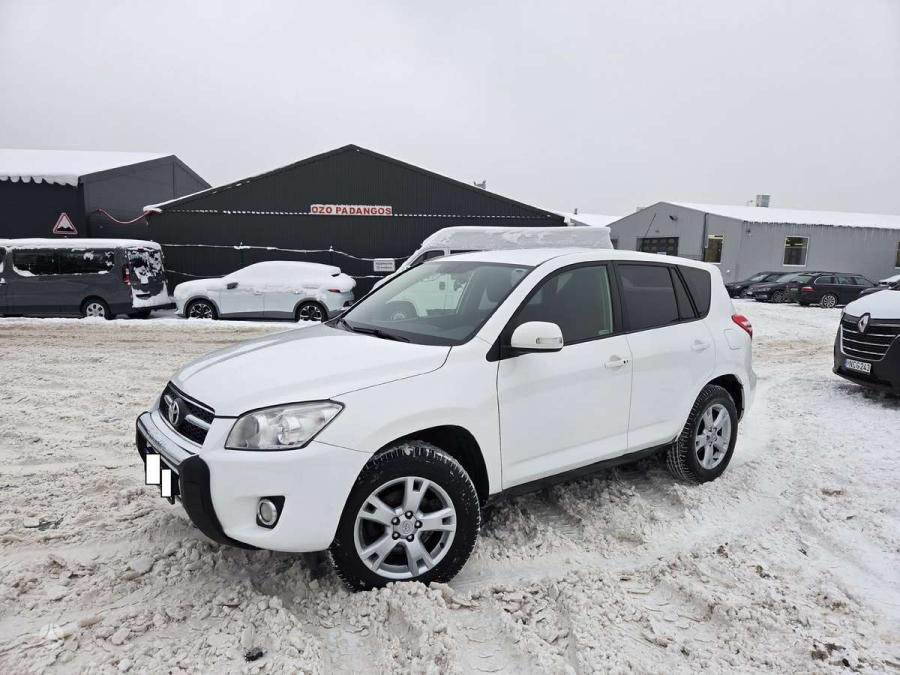 Balts Toyota RAV4 2010 Viļņa, ar dzinēja tilpumu 2.23 L un nobraukumu 180 tūkst. km par 5500 €, foto 1 vietnē AUTOMOTO.COM.LV