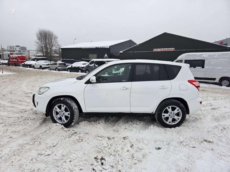 Balts Toyota RAV4 2010 Viļņa, ar dzinēja tilpumu 2.23 L un nobraukumu 180 tūkst. km par 5500 €, foto 4 vietnē AUTOMOTO.COM.LV
