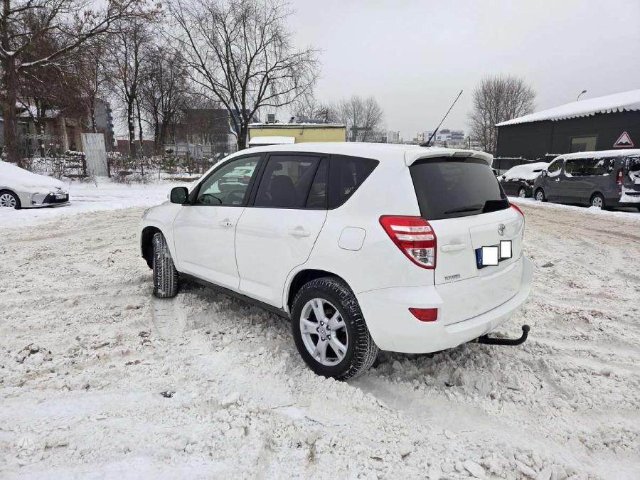 Balts Toyota RAV4 2010 Viļņa, ar dzinēja tilpumu 2.23 L un nobraukumu 180 tūkst. km par 5500 €, foto 5 vietnē AUTOMOTO.COM.LV