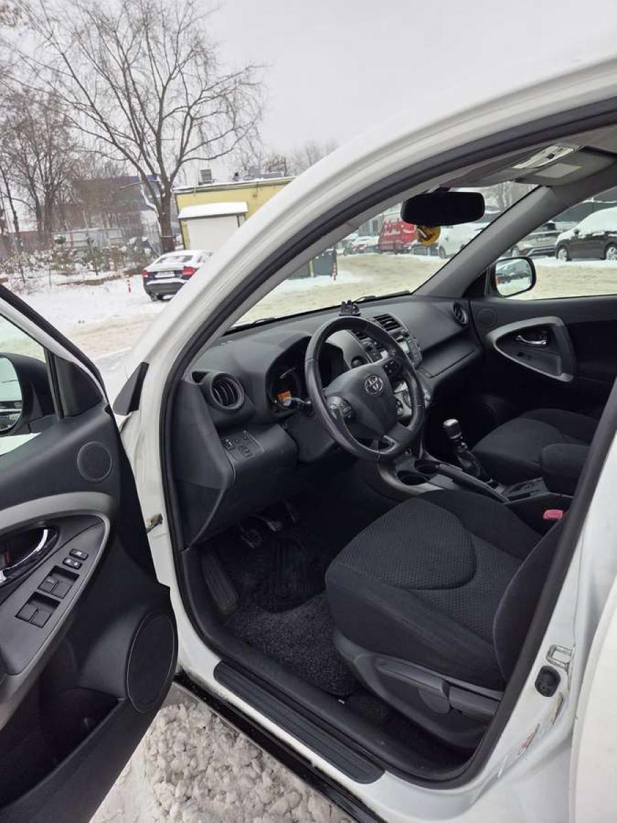 Balts Toyota RAV4 2010 Viļņa, ar dzinēja tilpumu 2.23 L un nobraukumu 180 tūkst. km par 5500 €, foto 12 vietnē AUTOMOTO.COM.LV