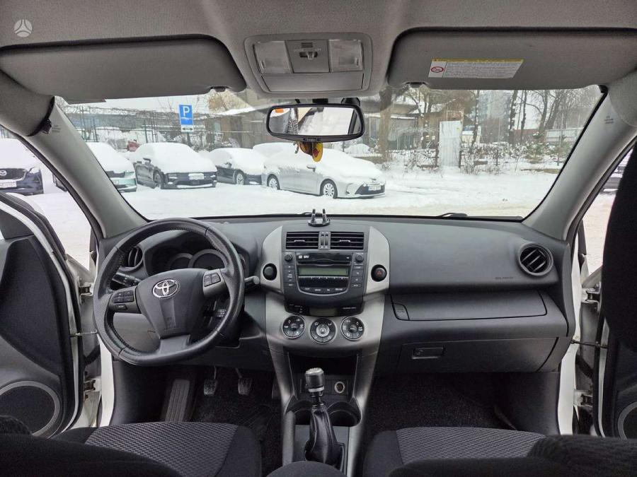 Balts Toyota RAV4 2010 Viļņa, ar dzinēja tilpumu 2.23 L un nobraukumu 180 tūkst. km par 5500 €, foto 17 vietnē AUTOMOTO.COM.LV