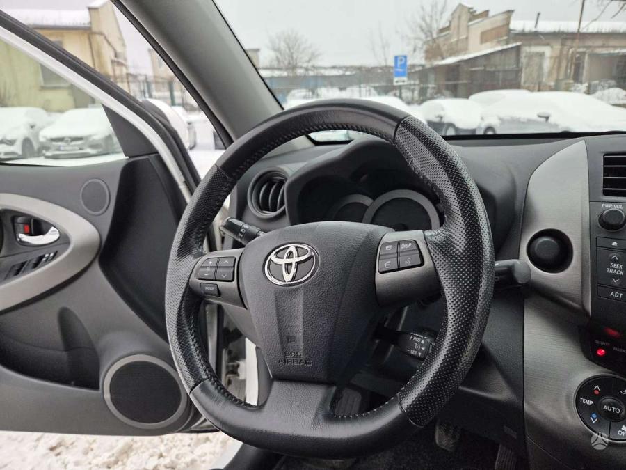 Balts Toyota RAV4 2010 Viļņa, ar dzinēja tilpumu 2.23 L un nobraukumu 180 tūkst. km par 5500 €, foto 18 vietnē AUTOMOTO.COM.LV