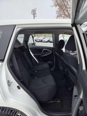 Balts Toyota RAV4 2010 Viļņa, ar dzinēja tilpumu 2.23 L un nobraukumu 180 tūkst. km par 5500 €, foto 27 vietnē AUTOMOTO.COM.LV