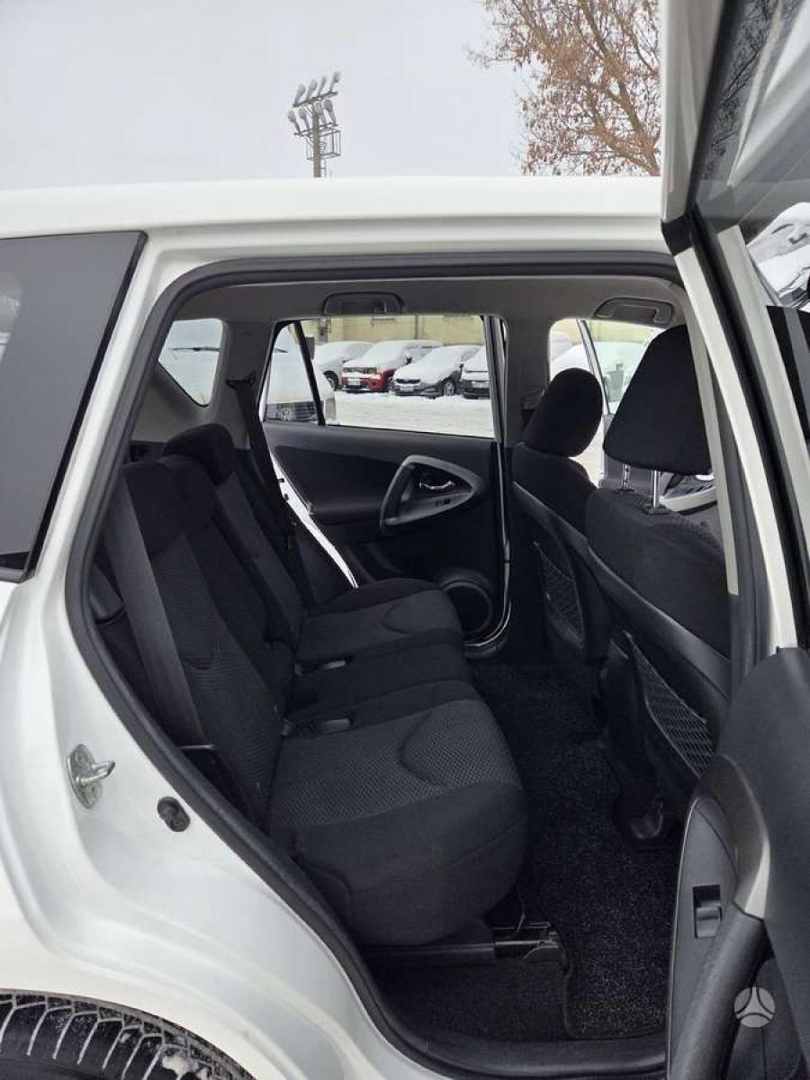Balts Toyota RAV4 2010 Viļņa, ar dzinēja tilpumu 2.23 L un nobraukumu 180 tūkst. km par 5500 €, foto 27 vietnē AUTOMOTO.COM.LV