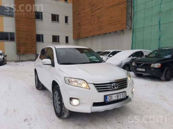 White Toyota RAV4 2010 in Daugavpils, with an engine capacity of 2.20 L and mileage of 0 thousand km for 7750 €, photo 3 on AUTOMOTO.COM.LV
