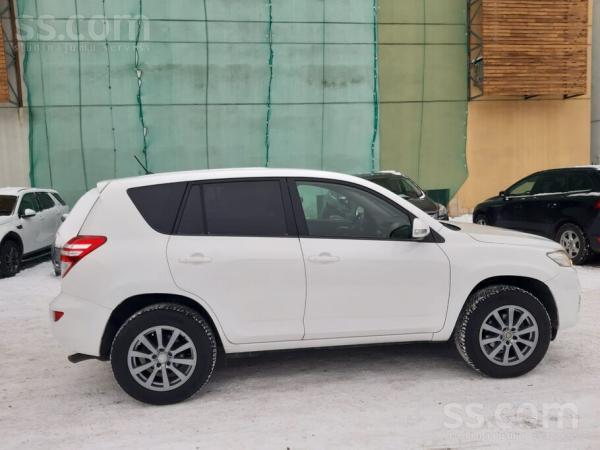 White Toyota RAV4 2010 in Daugavpils, with an engine capacity of 2.20 L and mileage of 0 thousand km for 7750 €, photo 5 on AUTOMOTO.COM.LV