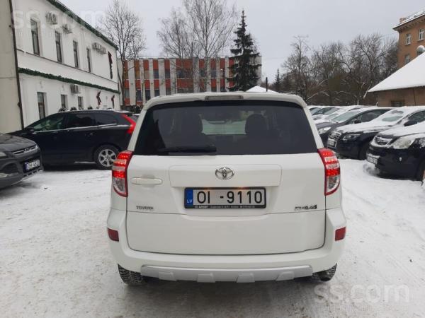 White Toyota RAV4 2010 in Daugavpils, with an engine capacity of 2.20 L and mileage of 0 thousand km for 7750 €, photo 7 on AUTOMOTO.COM.LV