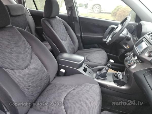 White Toyota RAV4 2010 in Tartu, with an engine capacity of 2.20 L and mileage of 260 thousand km for 6790 €, photo 11 on AUTOMOTO.COM.LV