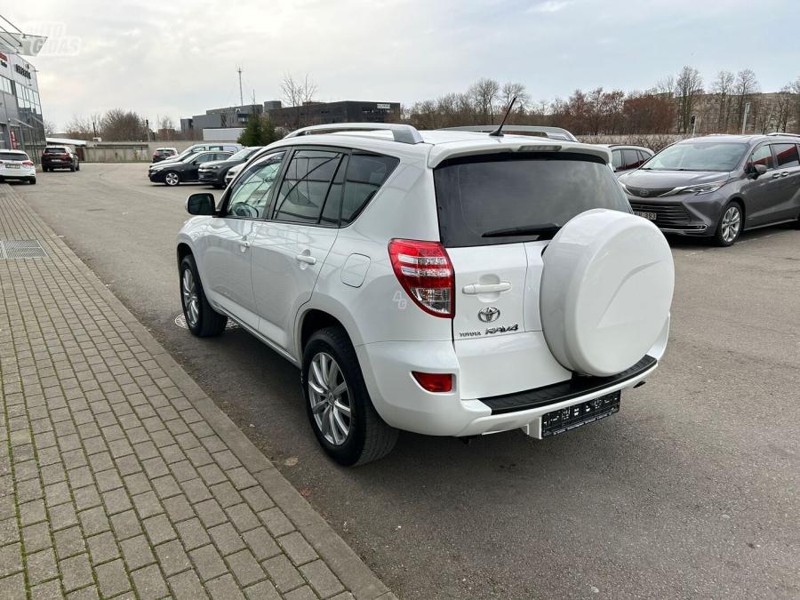 White Toyota RAV4 2010 in Kaunas, with an engine capacity of 2.20 L and mileage of 265 thousand km for 7700 €, photo 1 on AUTOMOTO.COM.LV