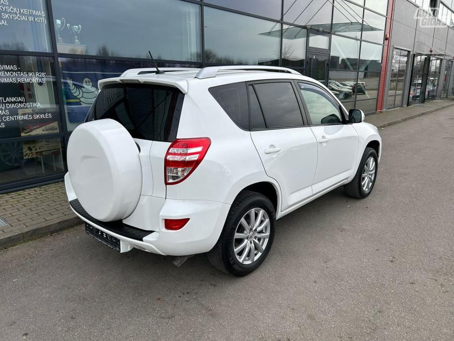 White Toyota RAV4 2010 in Kaunas, with an engine capacity of 2.20 L and mileage of 265 thousand km for 7700 €, photo 4 on AUTOMOTO.COM.LV