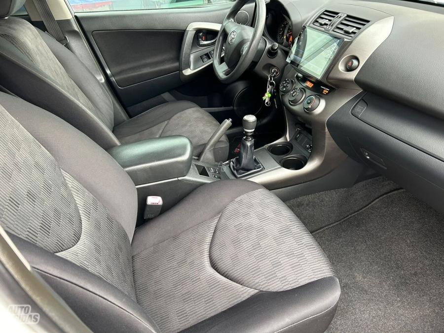 White Toyota RAV4 2010 in Kaunas, with an engine capacity of 2.20 L and mileage of 265 thousand km for 7700 €, photo 8 on AUTOMOTO.COM.LV