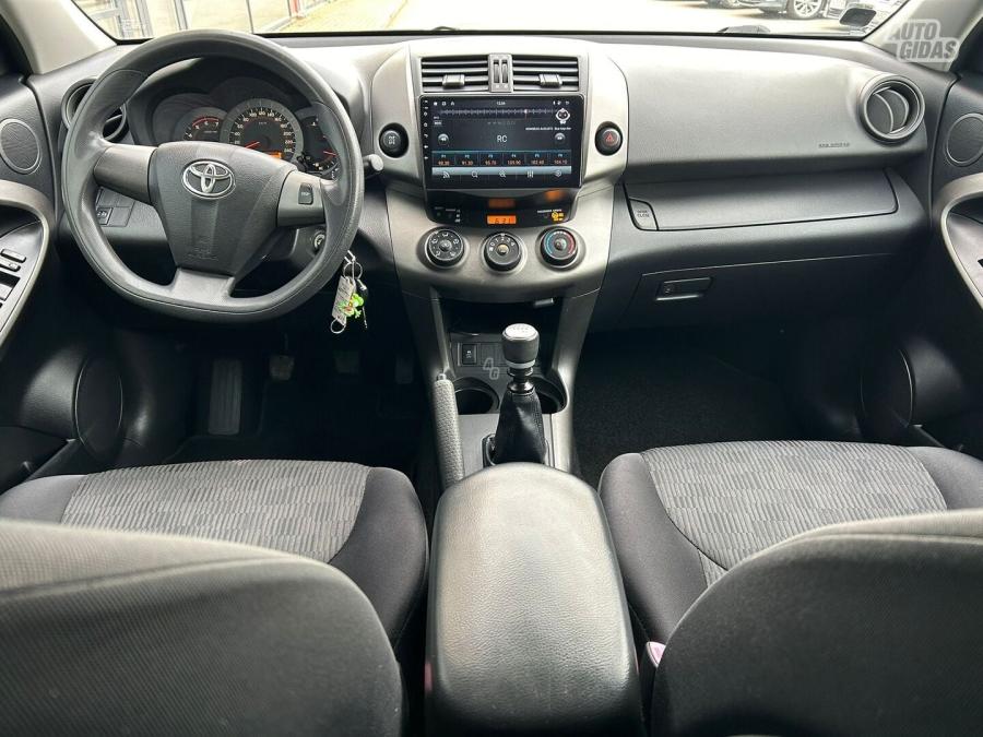 White Toyota RAV4 2010 in Kaunas, with an engine capacity of 2.20 L and mileage of 265 thousand km for 7700 €, photo 9 on AUTOMOTO.COM.LV