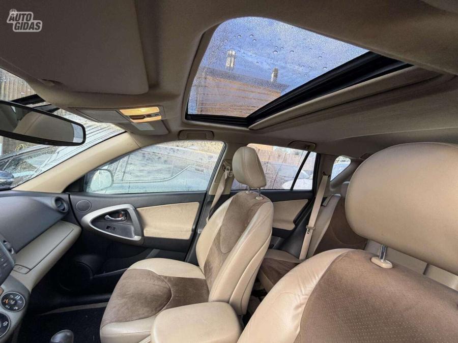 Balts Toyota RAV4 2010 Viļņa, ar dzinēja tilpumu 0.00 L un nobraukumu 122 tūkst. km par 8950 €, foto 13 vietnē AUTOMOTO.COM.LV