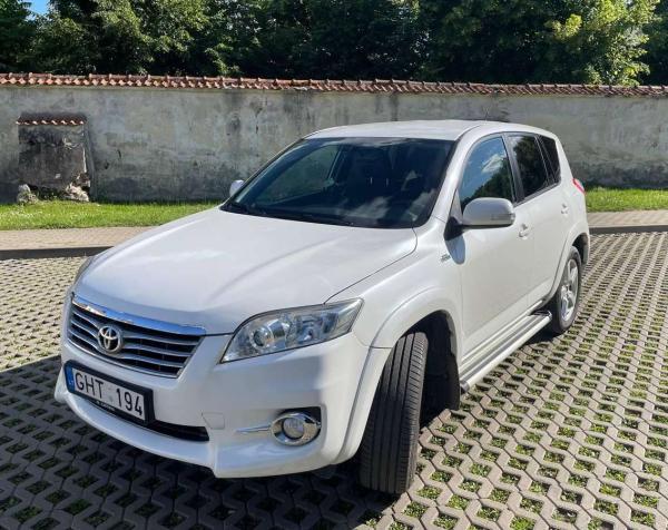 Balts Toyota RAV4 2010 Kauņa, ar dzinēja tilpumu 2.23 L un nobraukumu 186 tūkst. km par 8300 €, foto 1 vietnē AUTOMOTO.COM.LV