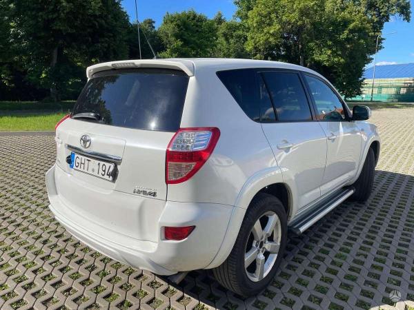 Balts Toyota RAV4 2010 Kauņa, ar dzinēja tilpumu 2.23 L un nobraukumu 186 tūkst. km par 8300 €, foto 8 vietnē AUTOMOTO.COM.LV