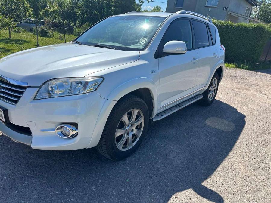 White Toyota RAV4 2010 in Kaunas, with an engine capacity of 2.20 L and mileage of 285 thousand km for 7500 €, photo 3 on AUTOMOTO.COM.LV