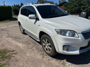 White Toyota RAV4 2010 in Kaunas, with an engine capacity of 2.20 L and mileage of 285 thousand km for 7500 €, photo 4 on AUTOMOTO.COM.LV