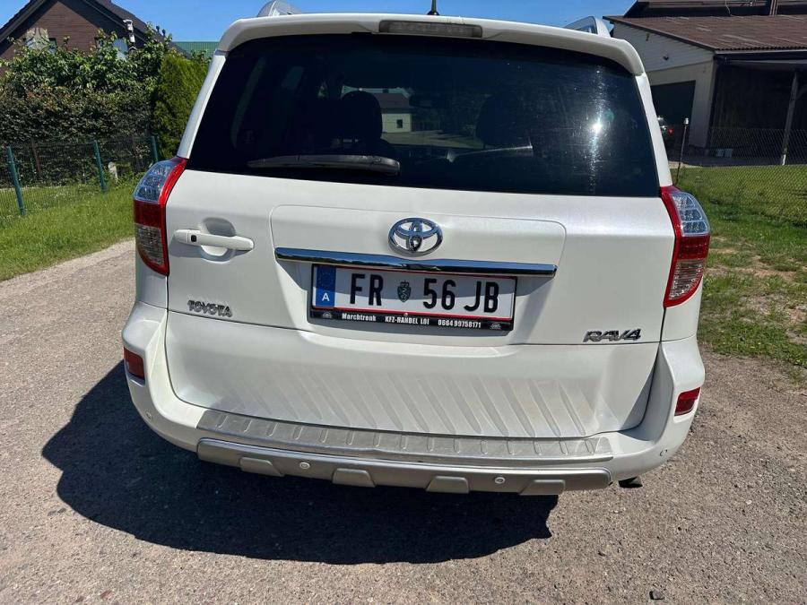 White Toyota RAV4 2010 in Kaunas, with an engine capacity of 2.20 L and mileage of 285 thousand km for 7500 €, photo 6 on AUTOMOTO.COM.LV