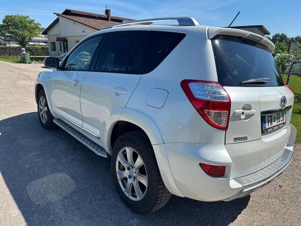 Balts Toyota RAV4 2010 Kauņa, ar dzinēja tilpumu 2.20 L un nobraukumu 285 tūkst. km par 7500 €, foto 6 vietnē AUTOMOTO.COM.LV