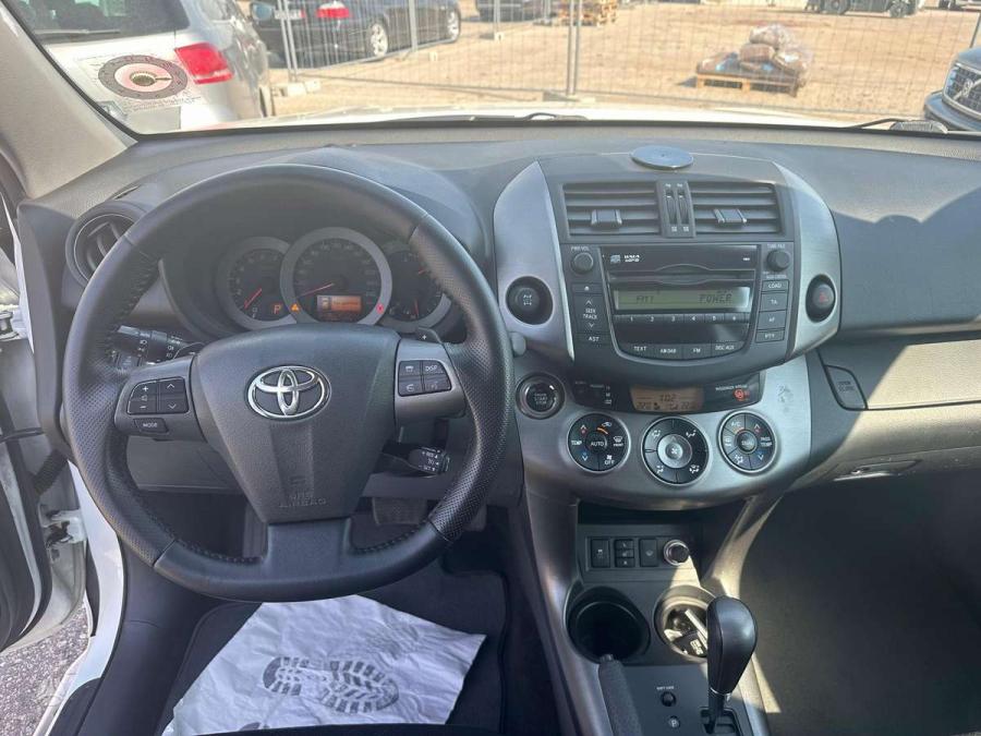 White Toyota RAV4 2010 in Kaunas, with an engine capacity of 2.20 L and mileage of 285 thousand km for 7500 €, photo 9 on AUTOMOTO.COM.LV