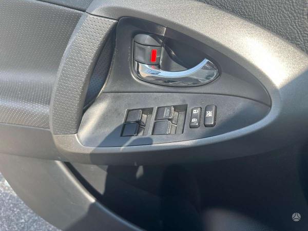 Balts Toyota RAV4 2010 Kauņa, ar dzinēja tilpumu 2.20 L un nobraukumu 285 tūkst. km par 7500 €, foto 9 vietnē AUTOMOTO.COM.LV