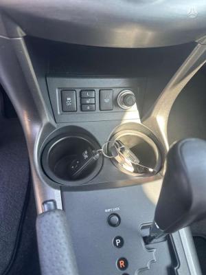 White Toyota RAV4 2010 in Kaunas, with an engine capacity of 2.20 L and mileage of 285 thousand km for 7500 €, photo 12 on AUTOMOTO.COM.LV