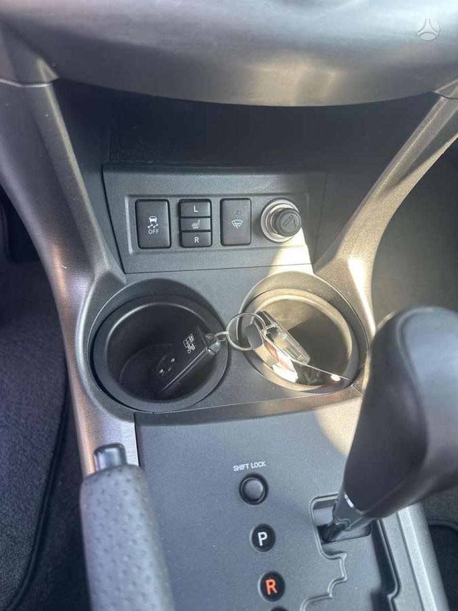 White Toyota RAV4 2010 in Kaunas, with an engine capacity of 2.20 L and mileage of 285 thousand km for 7500 €, photo 12 on AUTOMOTO.COM.LV