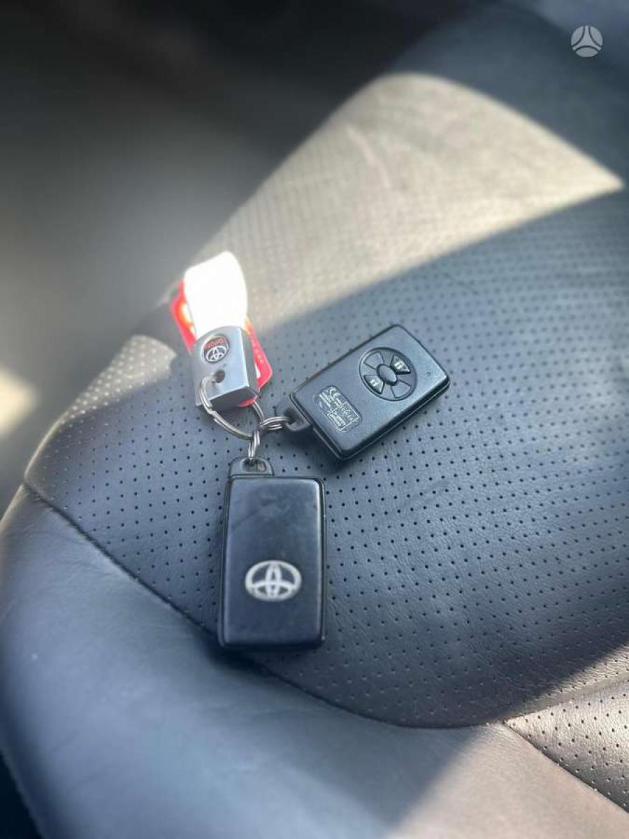 White Toyota RAV4 2010 in Kaunas, with an engine capacity of 2.20 L and mileage of 285 thousand km for 7500 €, photo 19 on AUTOMOTO.COM.LV