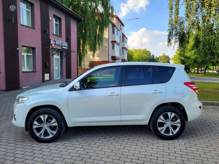 Balts Toyota RAV4 2010 Šauļi, ar dzinēja tilpumu 2.20 L un nobraukumu 290 tūkst. km par 5750 €, foto 4 vietnē AUTOMOTO.COM.LV