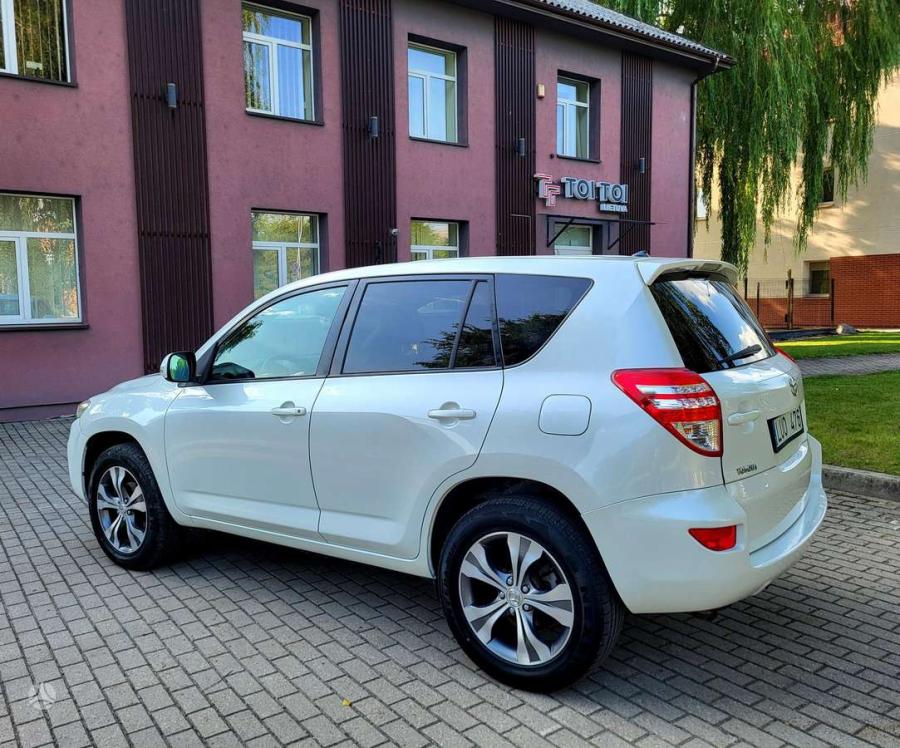 Balts Toyota RAV4 2010 Šauļi, ar dzinēja tilpumu 2.20 L un nobraukumu 290 tūkst. km par 5750 €, foto 5 vietnē AUTOMOTO.COM.LV