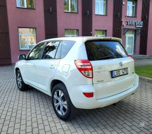 Balts Toyota RAV4 2010 Šauļi, ar dzinēja tilpumu 2.20 L un nobraukumu 290 tūkst. km par 5750 €, foto 6 vietnē AUTOMOTO.COM.LV