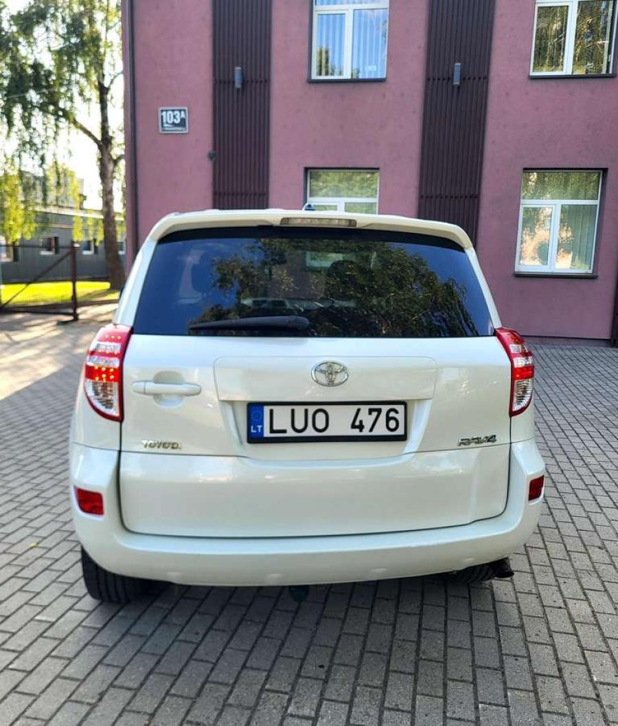 Balts Toyota RAV4 2010 Šauļi, ar dzinēja tilpumu 2.20 L un nobraukumu 290 tūkst. km par 5750 €, foto 7 vietnē AUTOMOTO.COM.LV
