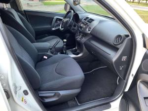 Balts Toyota RAV4 2010 Šauļi, ar dzinēja tilpumu 2.20 L un nobraukumu 290 tūkst. km par 5750 €, foto 8 vietnē AUTOMOTO.COM.LV
