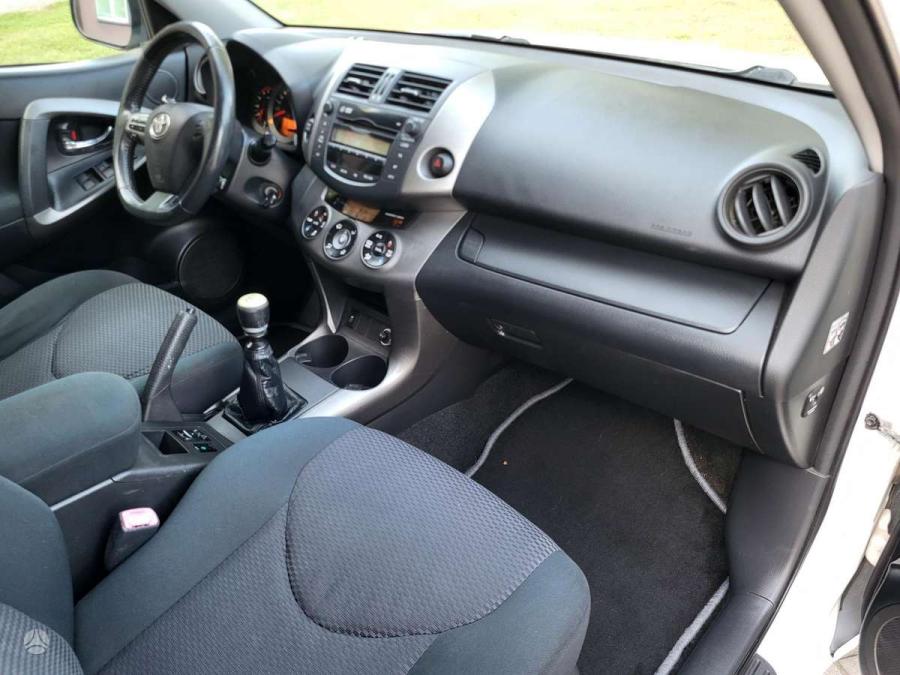 Balts Toyota RAV4 2010 Šauļi, ar dzinēja tilpumu 2.20 L un nobraukumu 290 tūkst. km par 5750 €, foto 10 vietnē AUTOMOTO.COM.LV