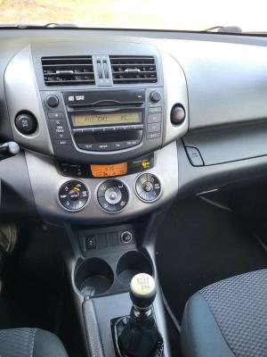 Balts Toyota RAV4 2010 Šauļi, ar dzinēja tilpumu 2.20 L un nobraukumu 290 tūkst. km par 5750 €, foto 11 vietnē AUTOMOTO.COM.LV