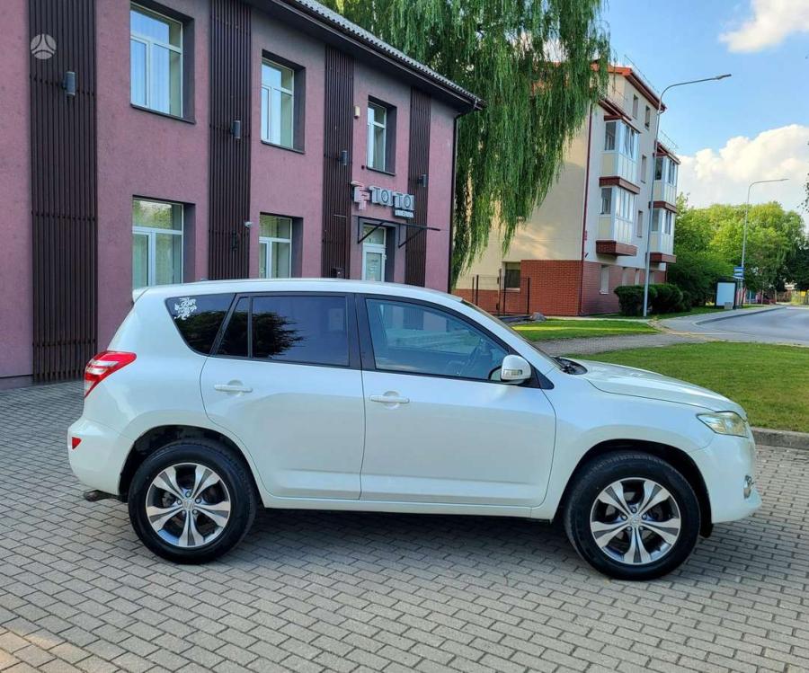 Balts Toyota RAV4 2010 Šauļi, ar dzinēja tilpumu 2.20 L un nobraukumu 290 tūkst. km par 5750 €, foto 15 vietnē AUTOMOTO.COM.LV