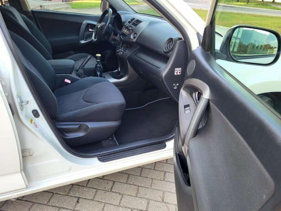Balts Toyota RAV4 2010 Šauļi, ar dzinēja tilpumu 2.20 L un nobraukumu 290 tūkst. km par 5750 €, foto 18 vietnē AUTOMOTO.COM.LV