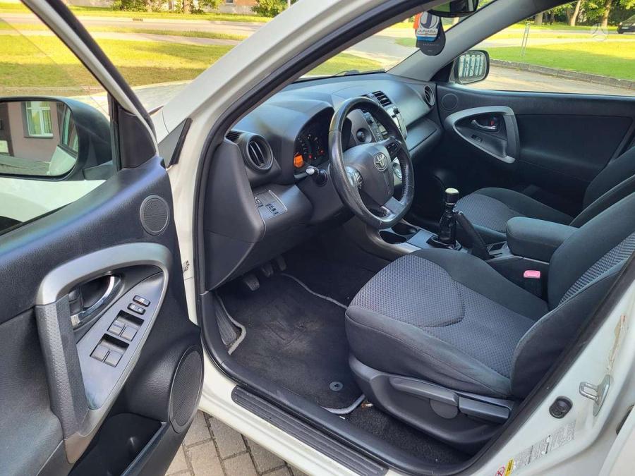Balts Toyota RAV4 2010 Šauļi, ar dzinēja tilpumu 2.20 L un nobraukumu 290 tūkst. km par 5750 €, foto 19 vietnē AUTOMOTO.COM.LV