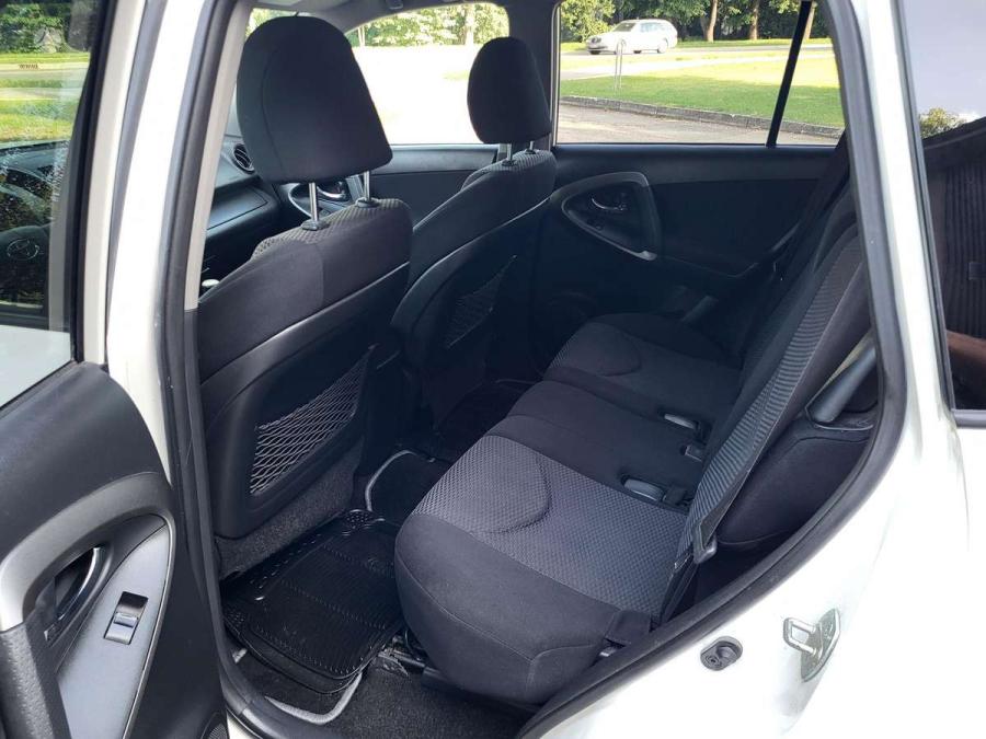 Balts Toyota RAV4 2010 Šauļi, ar dzinēja tilpumu 2.20 L un nobraukumu 290 tūkst. km par 5750 €, foto 20 vietnē AUTOMOTO.COM.LV